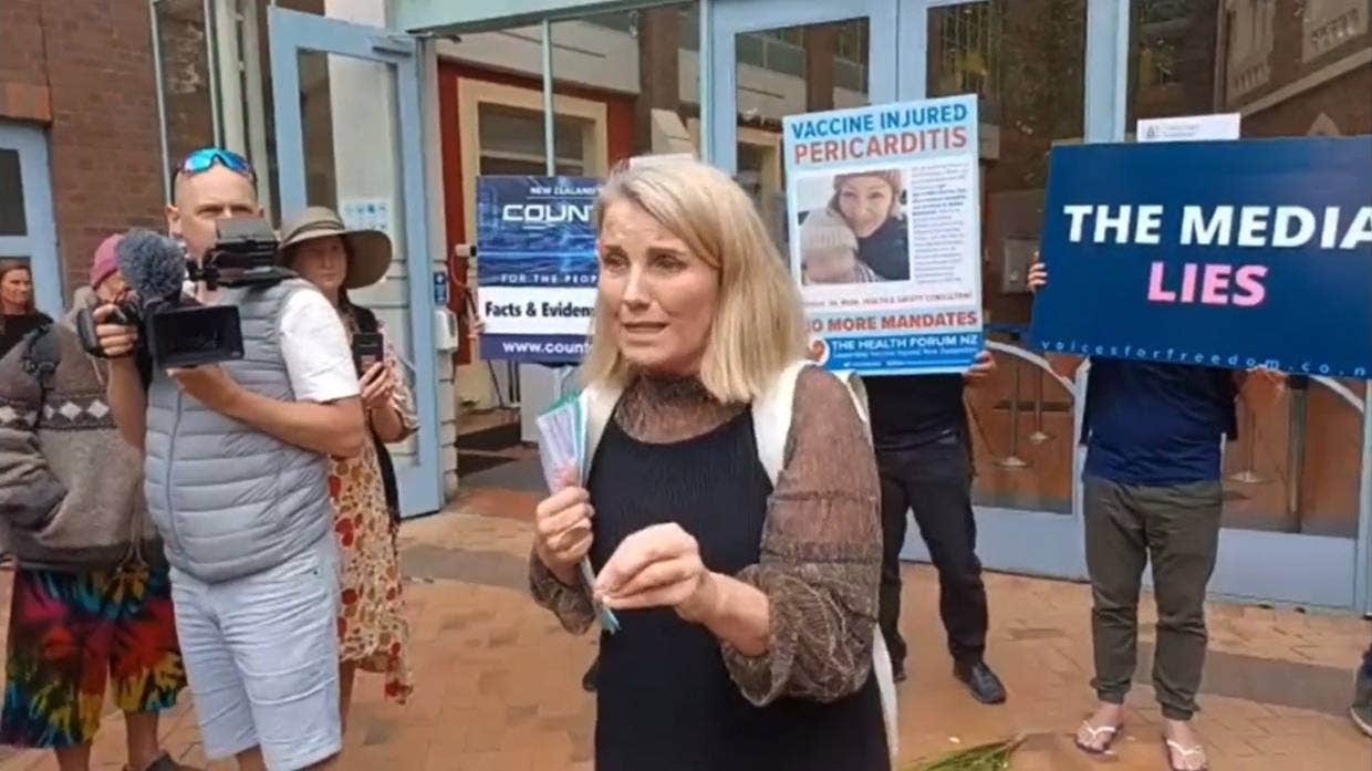 journalist Liz Gunn and her cameraman get Coster Mob treatment at ...