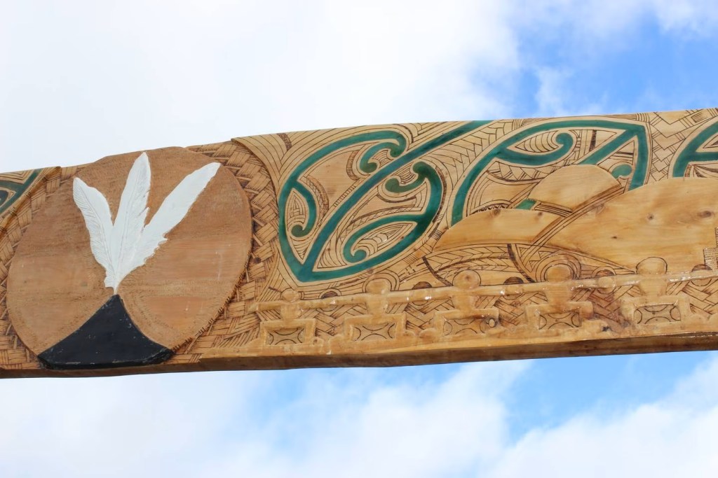 Close-up of part of the waharoa (carving) at Kapakapanui School ...