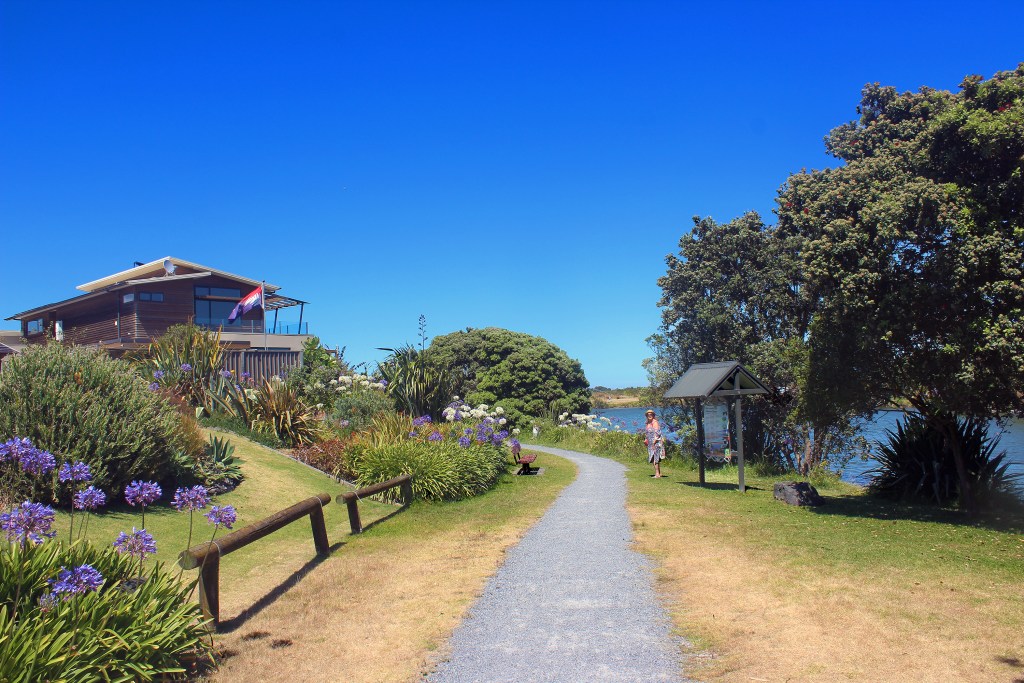 Waimanu lagoon south path scene | Waikanae Watch