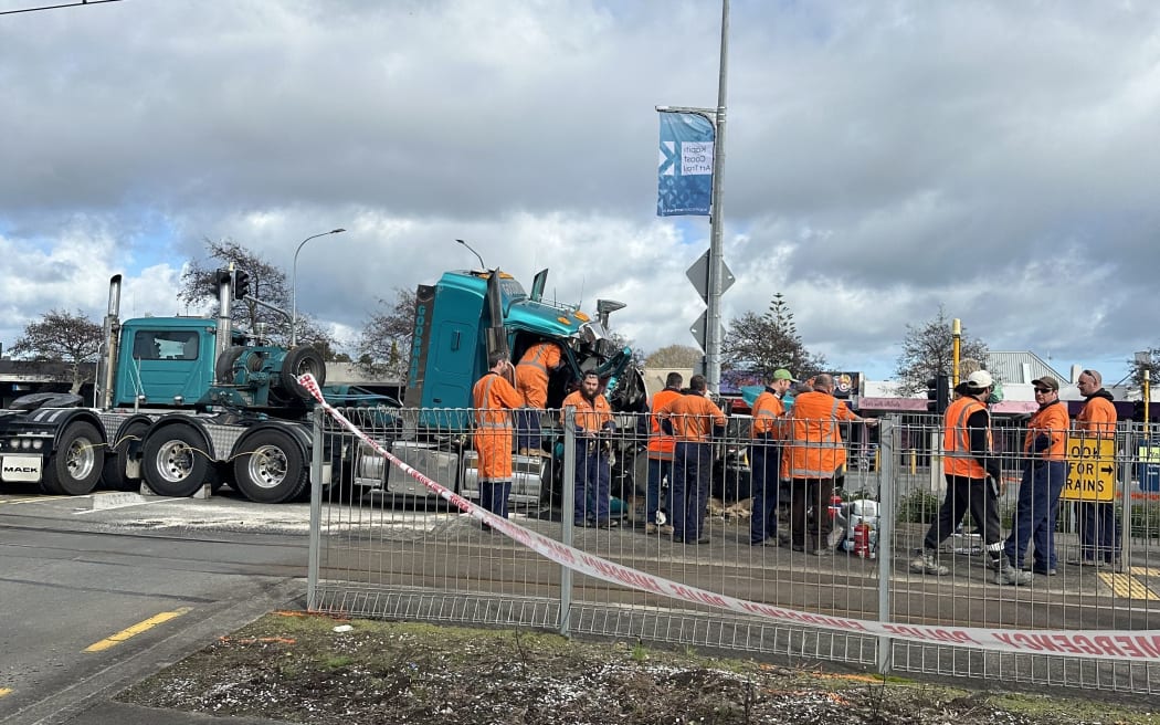 freight train and truck collide on the Elizabeth St level crossing | Waikanae Watch
